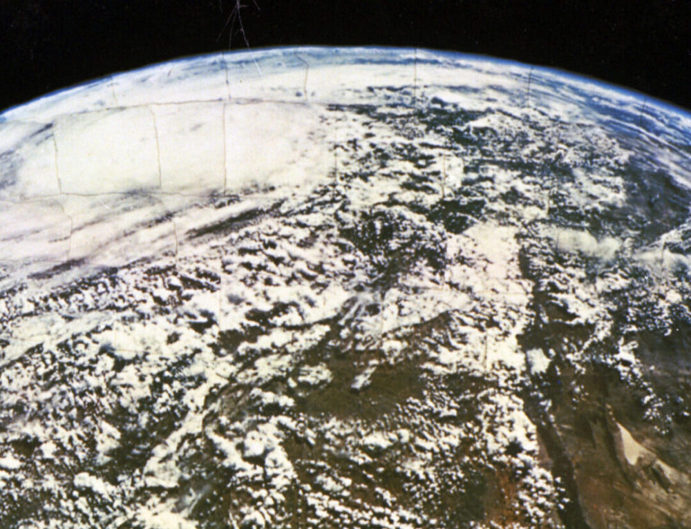 FIRST COLOR PHOTO OF EARTH FROM SPACE - THE BERG FILM II - Apollospace